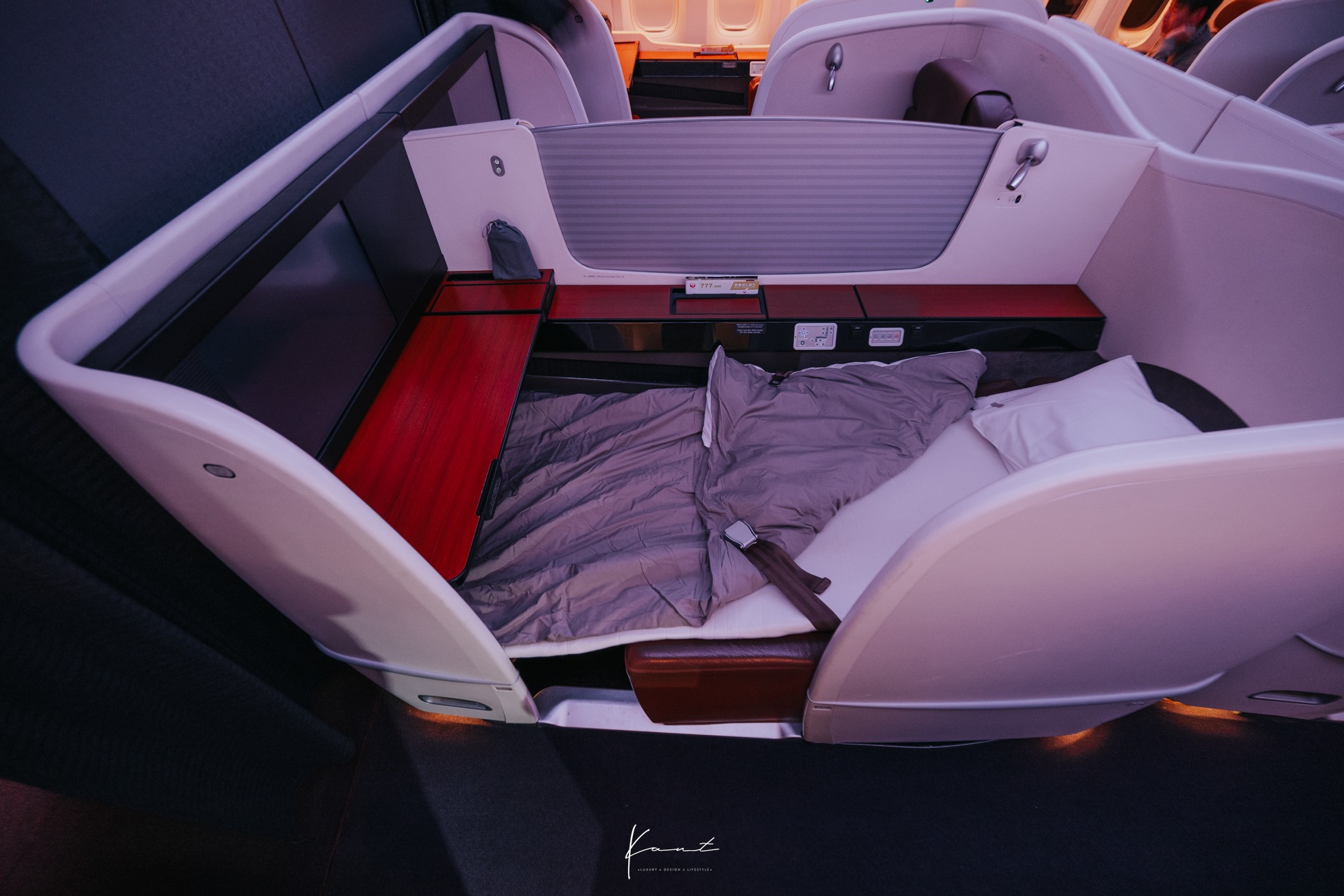 บิน First Class ไปญี่ปุ่นกับ Japan Airlines | KANT